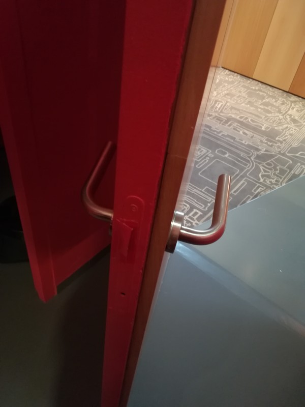 Changement de poignées de porte (x2) + réparation "accroche de porte ...