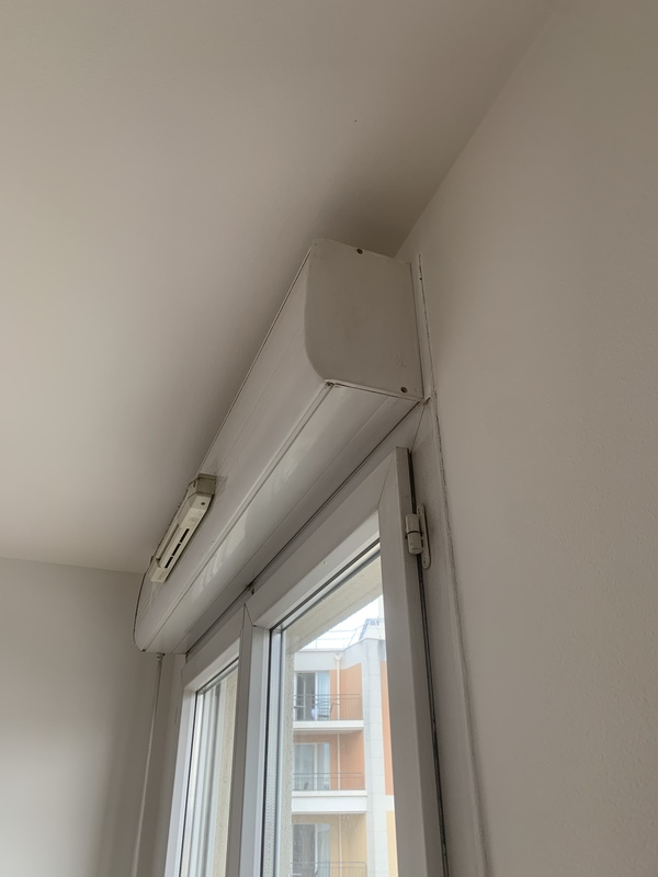 Poser des tringles a rideaux autour de caissons de volets roulants ...